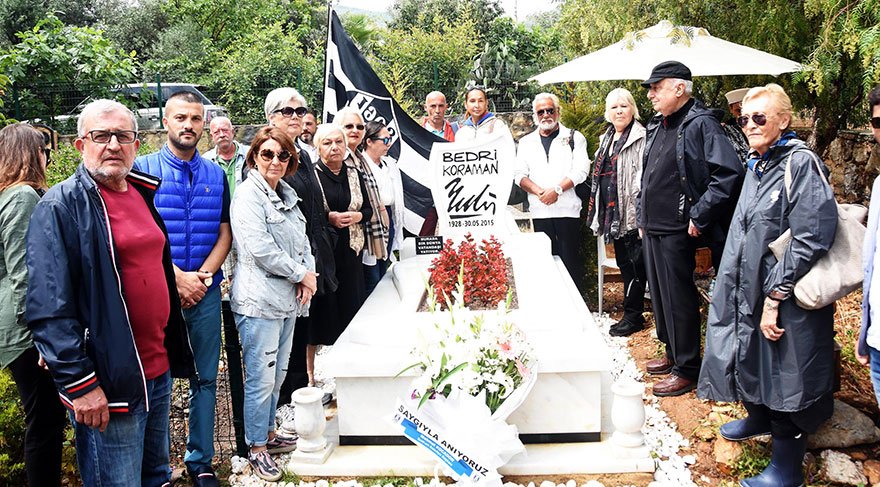 Mezarı başında anıldı