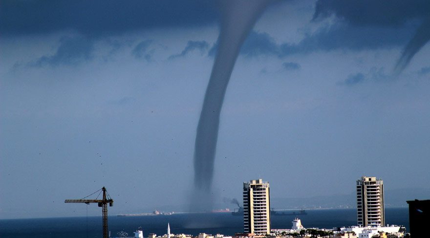 İskenderun'da aynı anda iki hortum çıktı