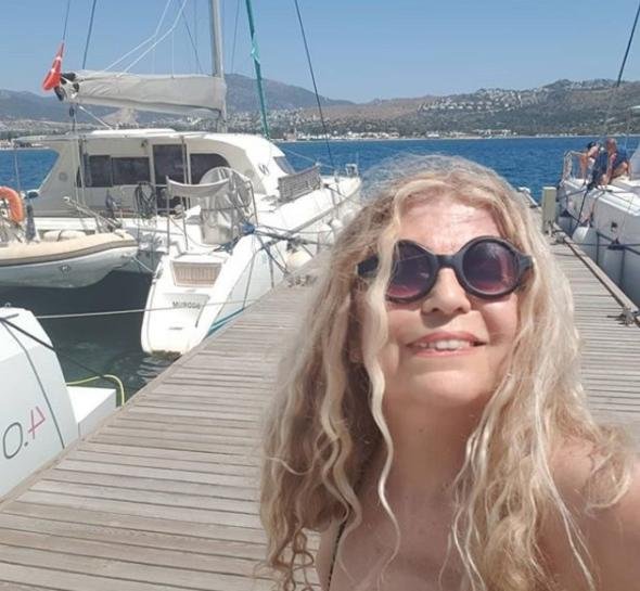 Füsun Önal bikinili geleneğini bozmadı