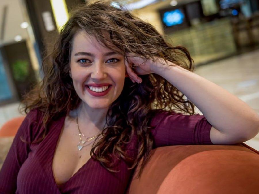 Pelin Akil bilgisayardan girdi, mini konser verdi!