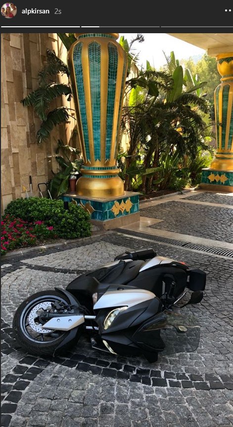 Alp Kırşan motor kazası geçirdi
