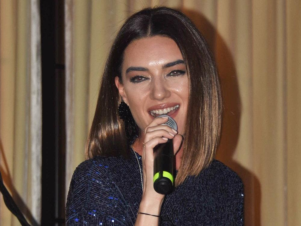 Hande Subaşı 40 yıllık şarkıcı gibi