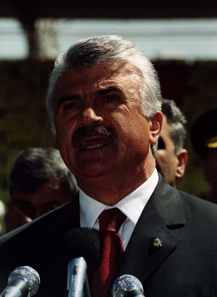 Eski bakan Fikret Ünlü kimdir? İşte Fikret Ünlü'nün hayatı...