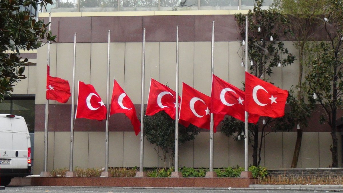 İstanbul'da bayraklar yarıya indirildi