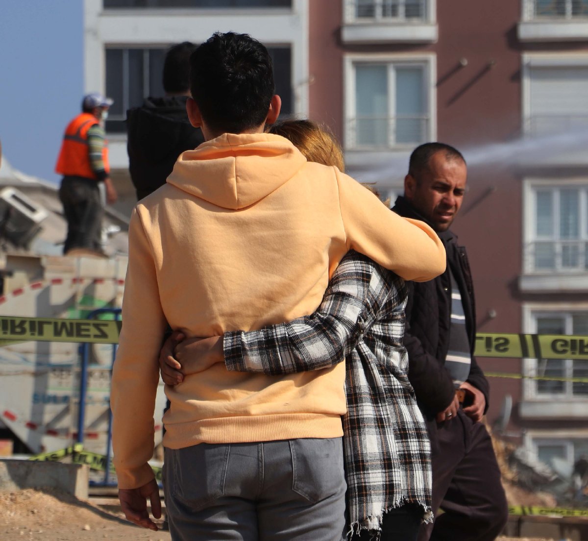 Evlerinin yıkılışını gözyaşlarıyla izlediler